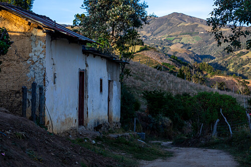 Peasant Photos – License unique travel photos lookphotos