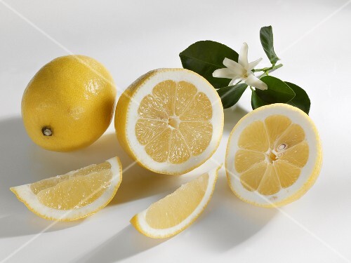 Ganze und halbierte Zitrone mit … – Bilder kaufen – 944580 StockFood