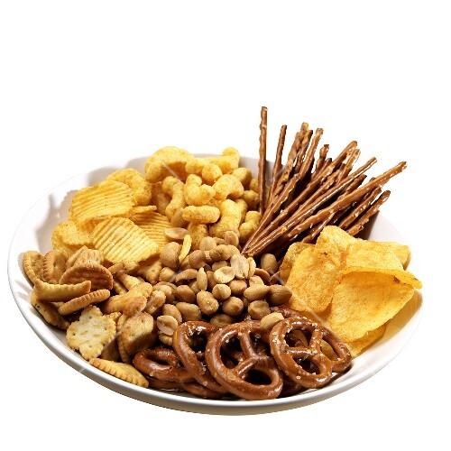 Teller mit verschiedenen salzigen Snacks … – Bilder kaufen – 173356 ...